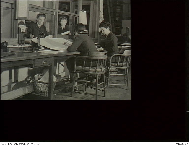 Carlton, Vic. 1942-11-09. WAAAF Meteorological Assistants at work in ...