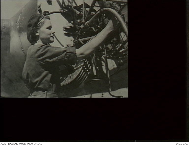 Geraldton, WA. C. 1943-12. WAAAF Flight Mechanics work with RAAF ...
