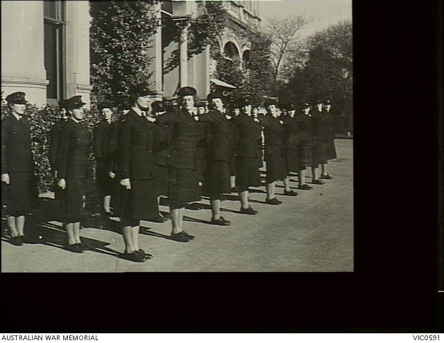 Melbourne, Vic. C. 1942. A WAAAF Flight carrying out the order "Right ...