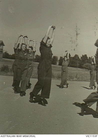 Melbourne, Vic. 1943-03-31. Newly-enlisted WAAAF airwomen doing ...