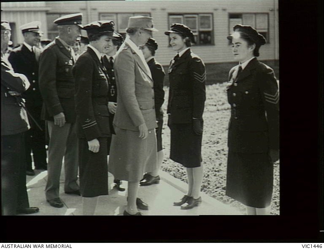 Melbourne, Vic. 1943-09. Eleanor Roosevelt stops to talk to a WAAAF ...