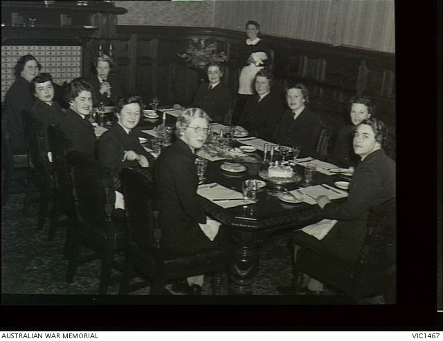Melbourne, Vic. 1942-08-29. Group portrait at the Hotel Australia as ...