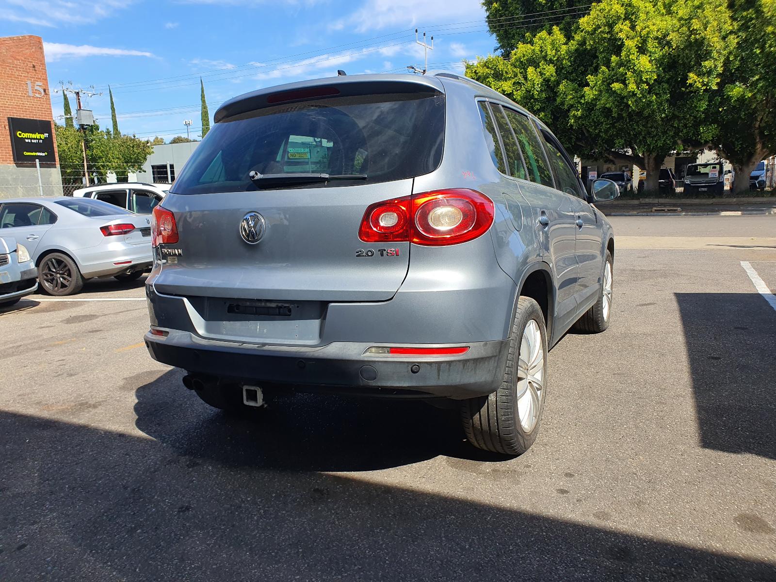 Bonnet Hinge/Strut Tiguan Volkswagen 2009