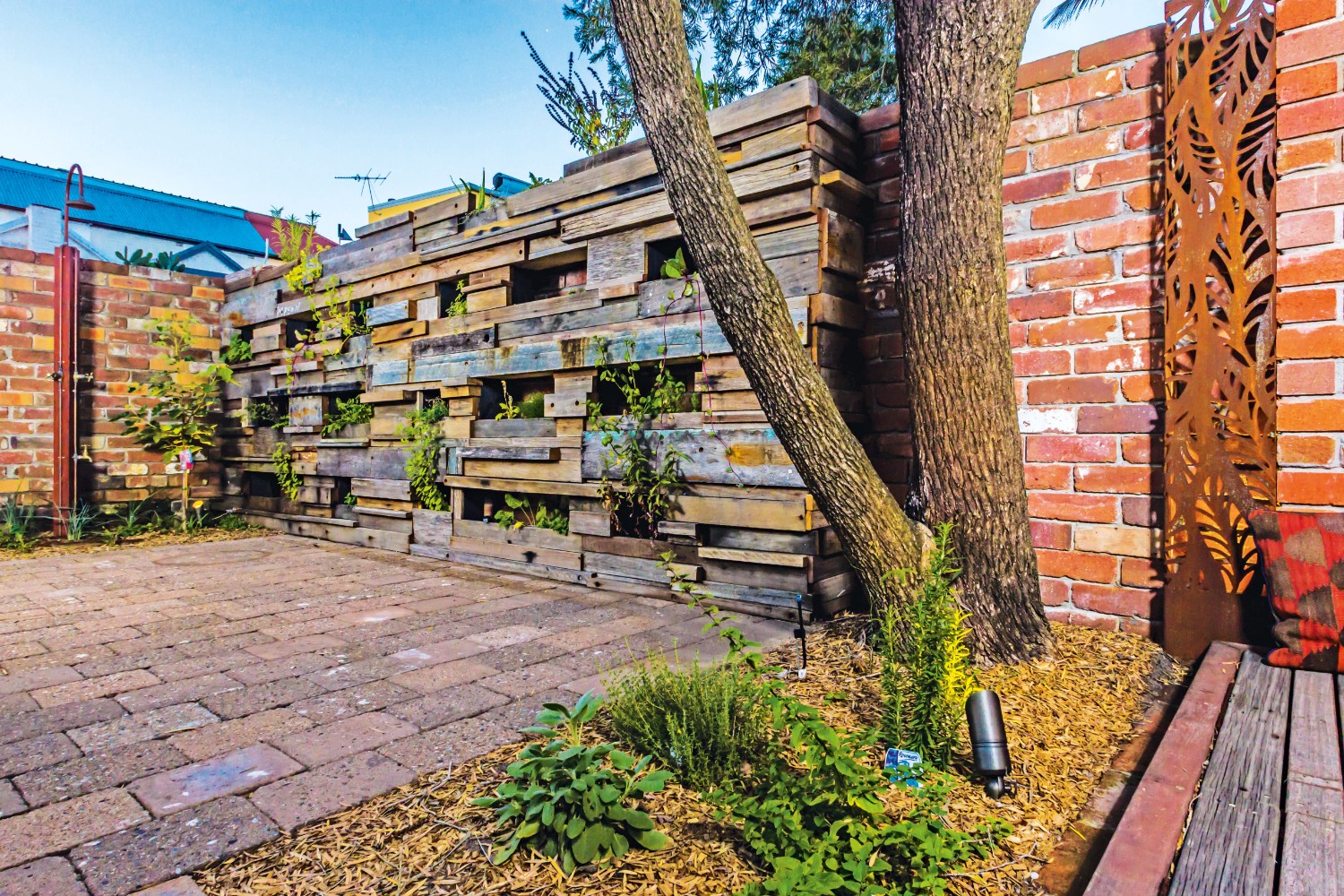 Inner-City Sustainable: a stunning permaculture design - Completehome