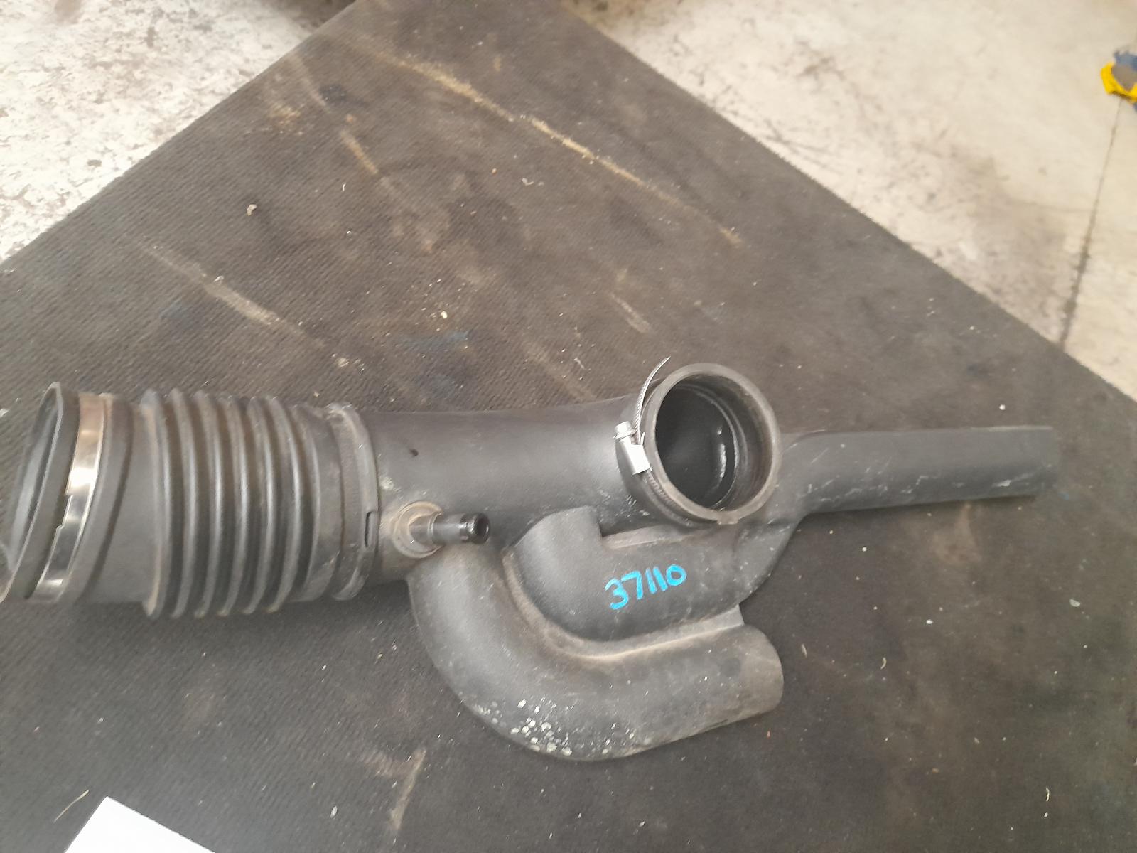 Air Cleaner Duct/Hos Commodore Holden 2005