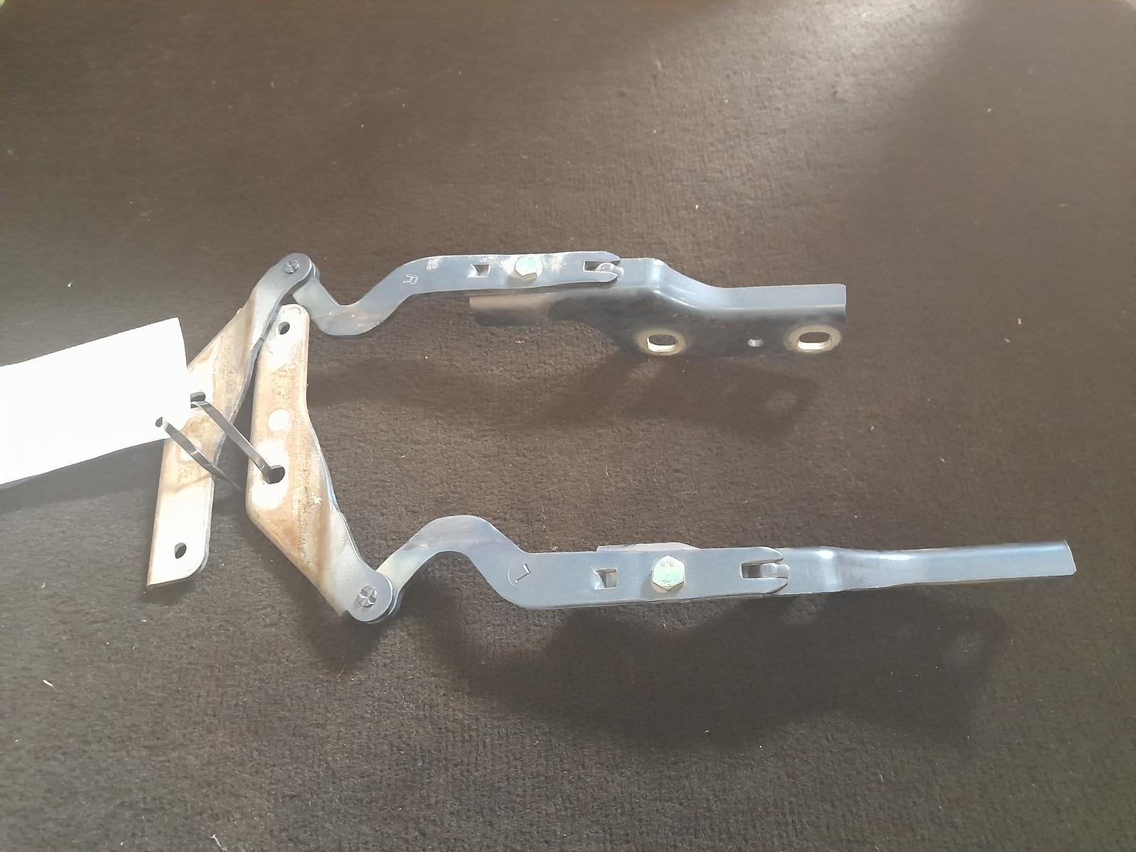 Bonnet Hinge/Strut Commodore Holden 2003
