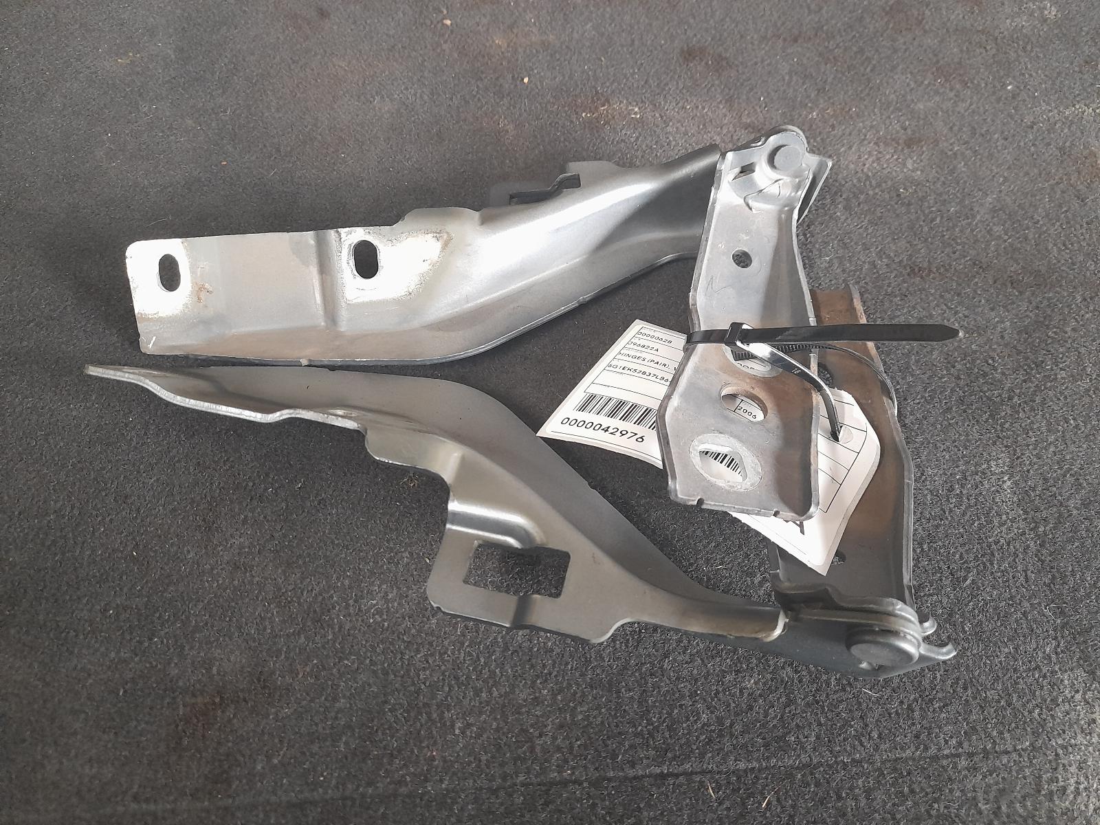 Bonnet Hinge/Strut Commodore Holden 2006