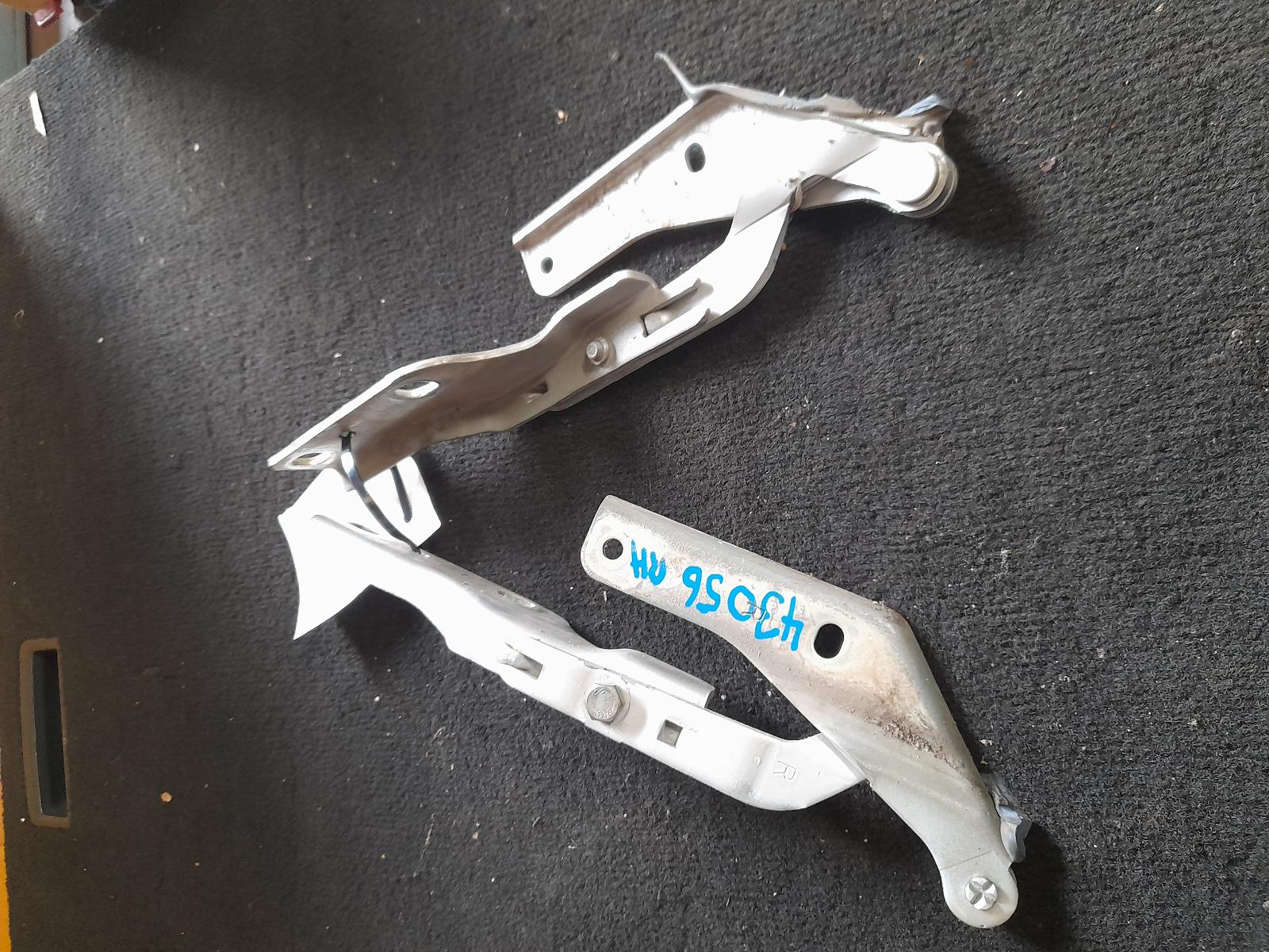 Bonnet Hinge/Strut Commodore Holden 2005