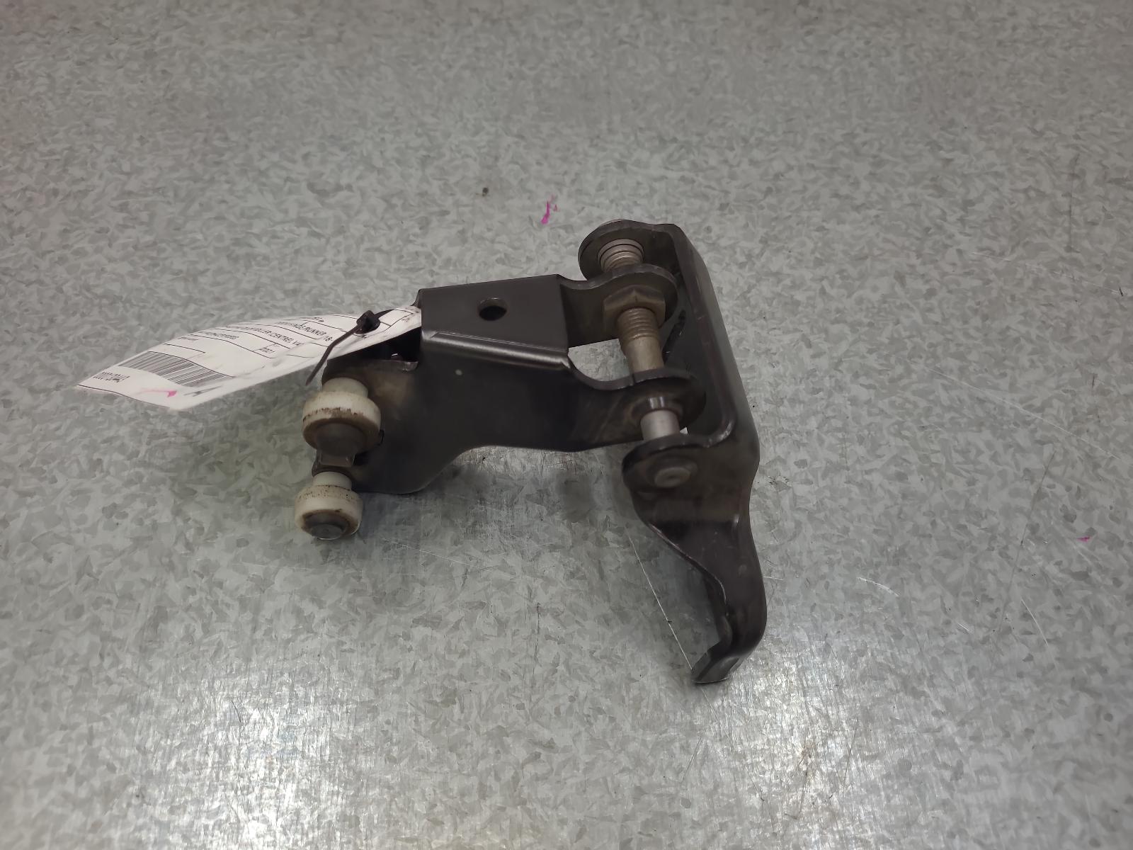 MERCEDES BENZ SPRINTER VS30 05/2018-2023 RIGHT SLIDING DOOR HINGE ...
