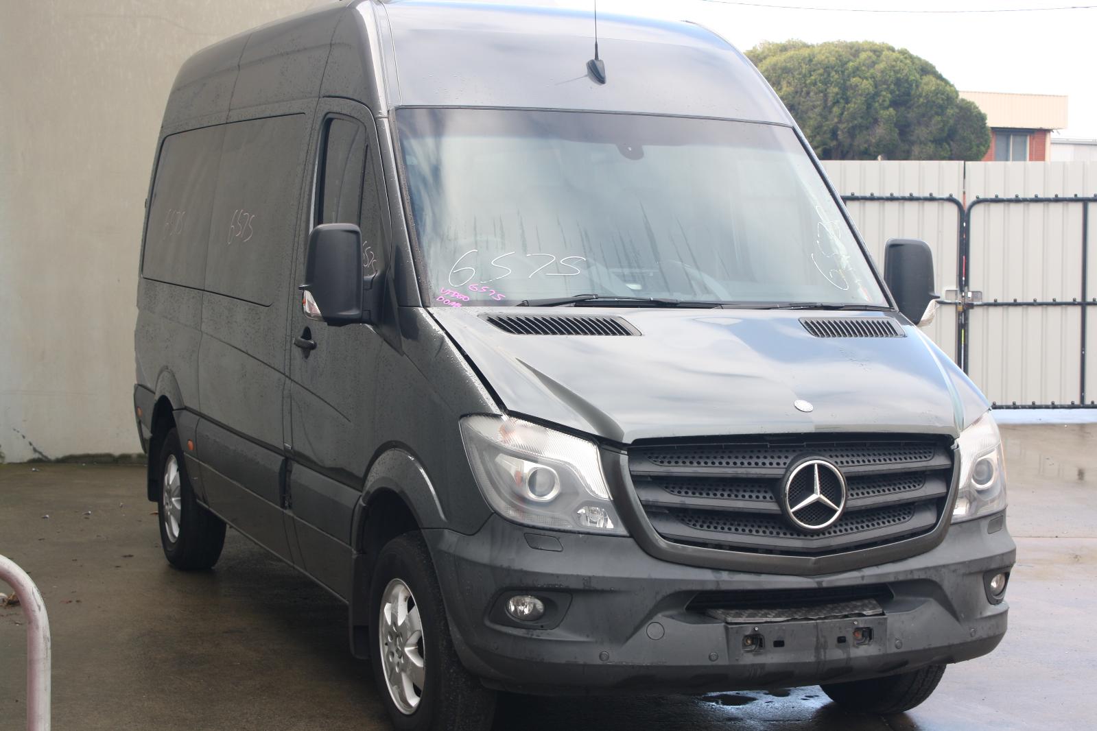 MERCEDES BENZ SPRINTER 10/2006-04/2018 LEFT HEADLAMP WASHER AND BRACKET ...