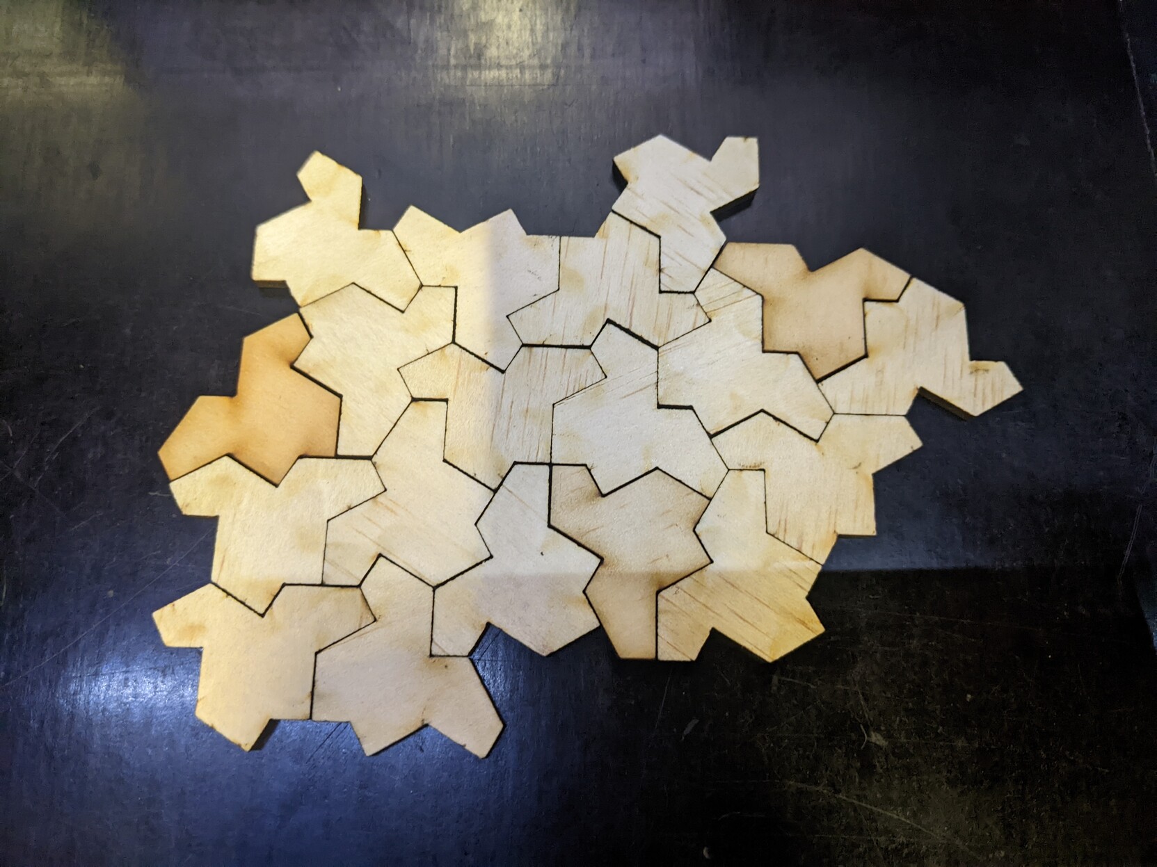 Henry Segerman: "An (amazingly simple) aperiodic monotile has been ...