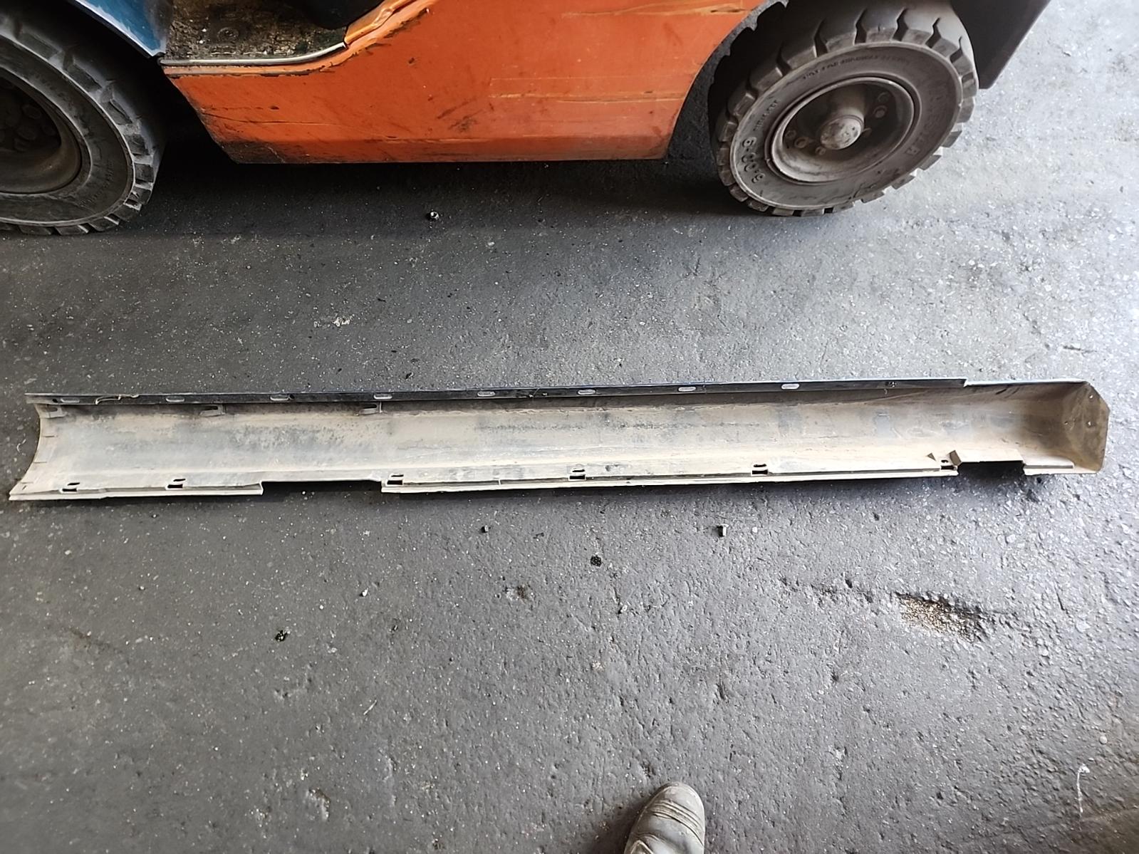 Side Step/Skirt Commodore Holden 2004