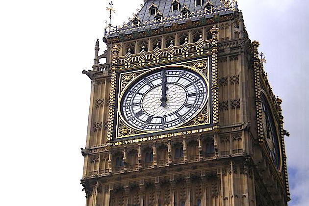 London crowds gather to hear Big Ben ring to mark New Year's - Move FM News
