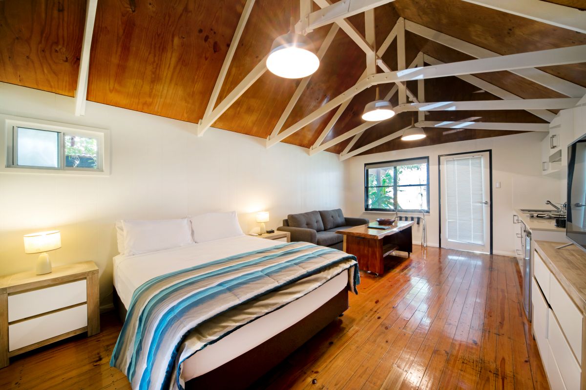 Self-contained cabin w/ kitchenette & car park in Airlie!