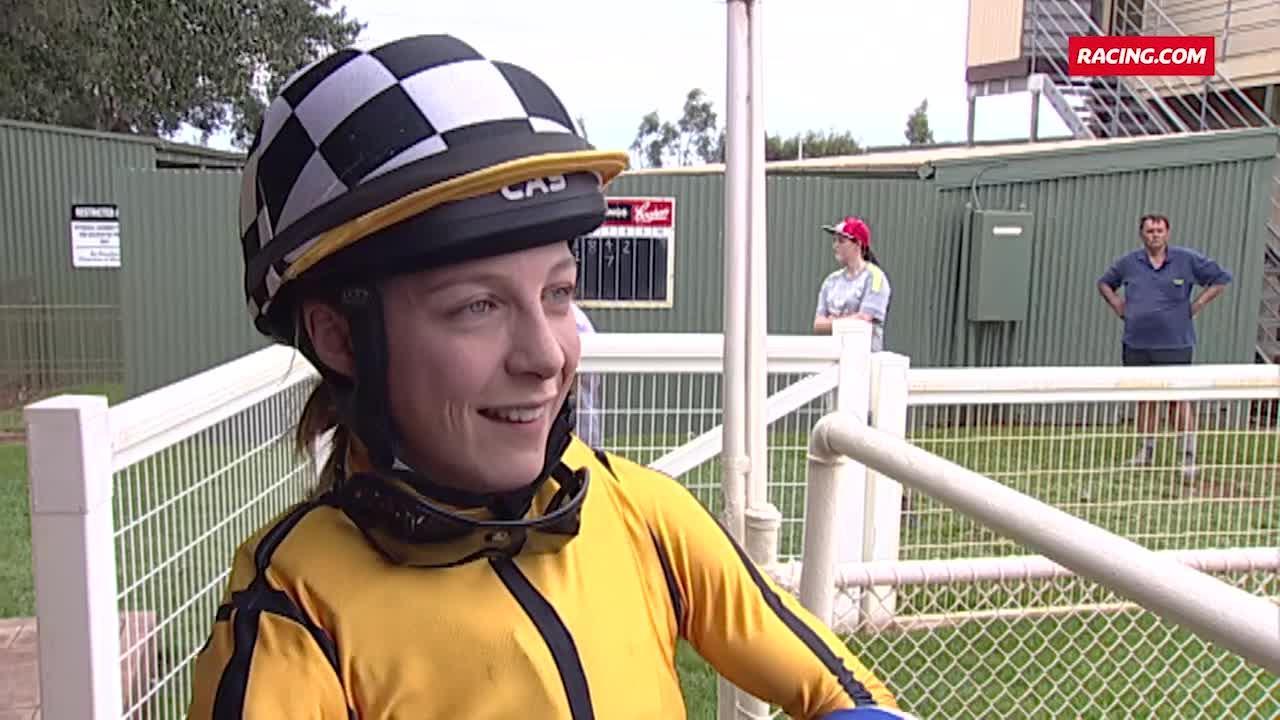 Balaklava Race 8 Alice Lindsay 131217 | RACING.COM