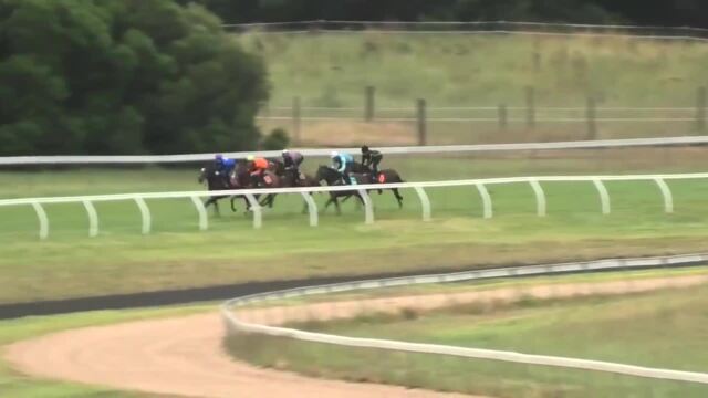 Hamilton Jump Out 2 18012023 | RACING.COM