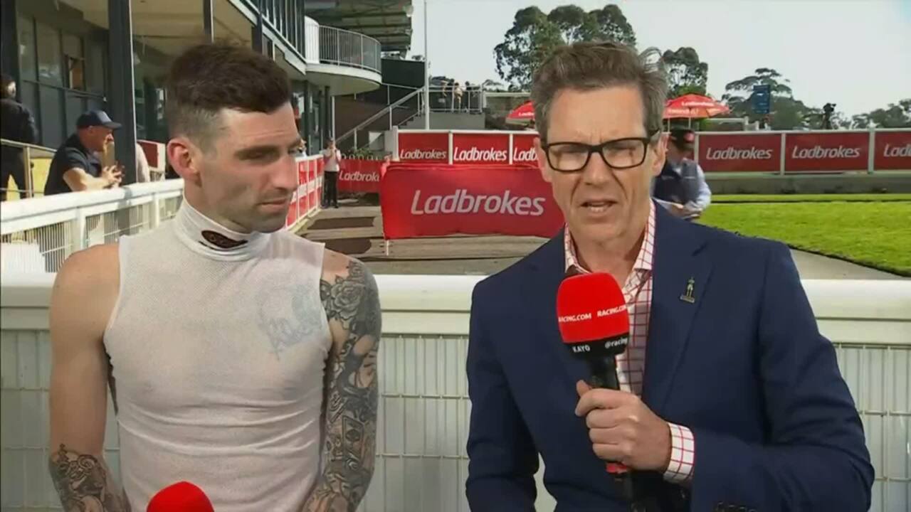 Noonan kicking goals | RACING.COM