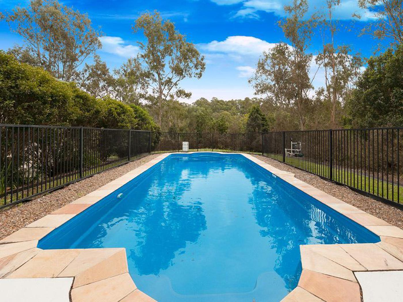 15 Walker Place, PULLENVALE QLD 4069 - House Sold - brisbanerealestate ...