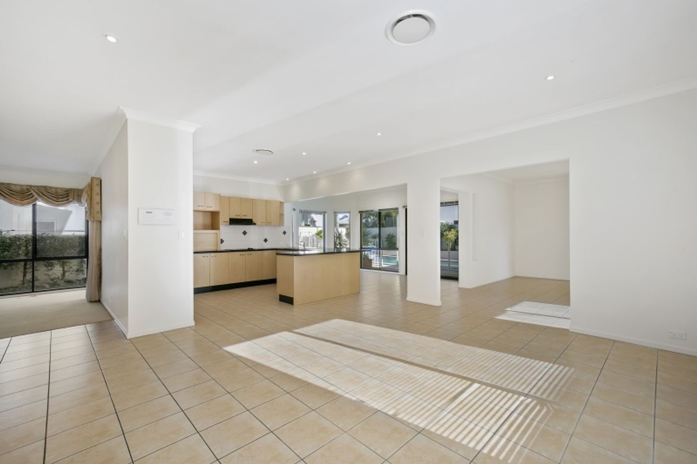 77 Edinburgh Rd, BENOWA QLD 4217 - House Leased