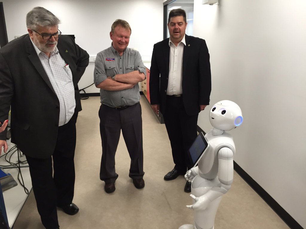 Senator Carr meets Australia's first humanoid robot - techAU