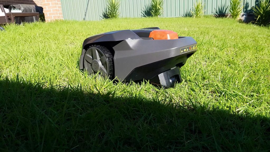 Review: Husqvarna Automower 305 - techAU