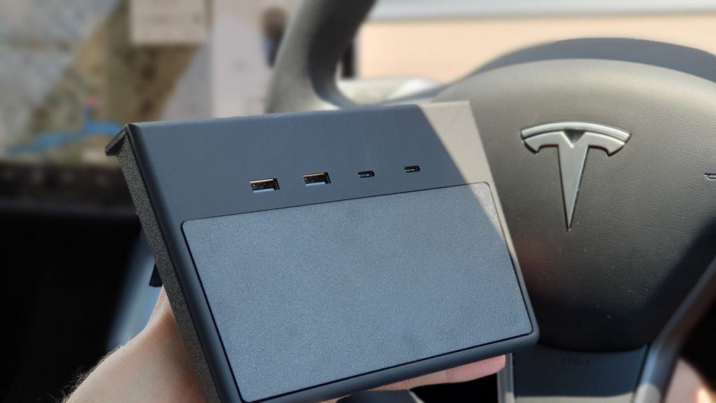 Review: Jeda USB Hub for Tesla Model 3 - techAU