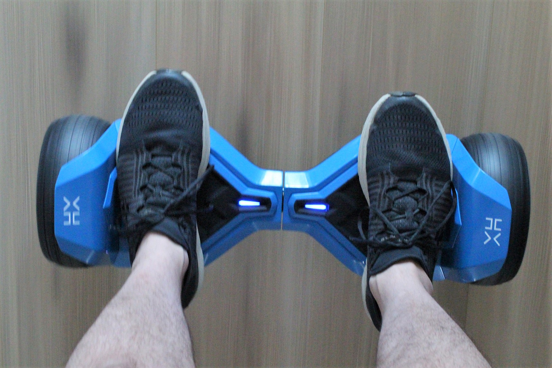 Riding the HX Phantom Hoverboard 2.0 is fast and fun - techAU