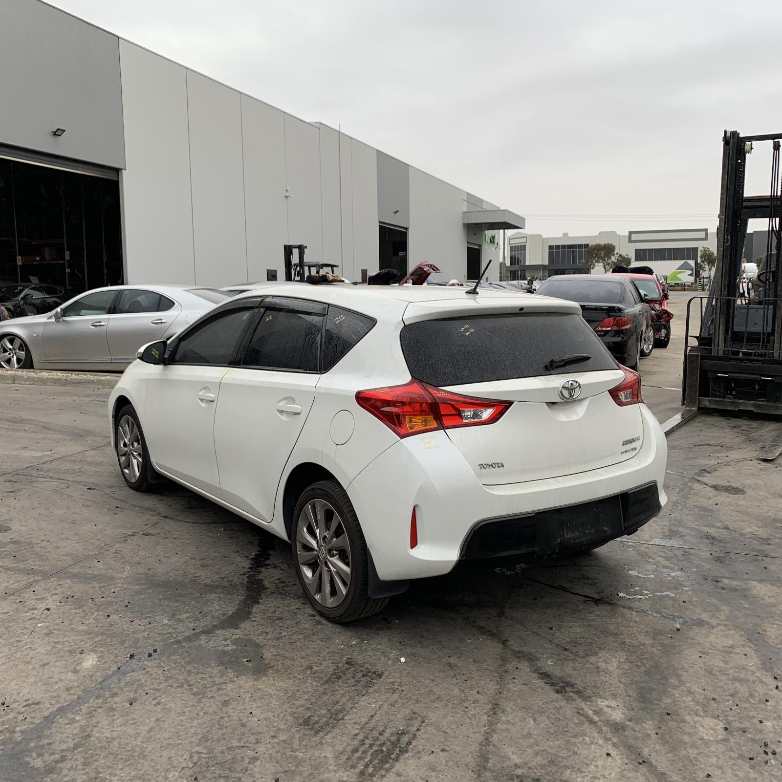 2nd Seat (Rear Seat) Corolla Toyota 2012