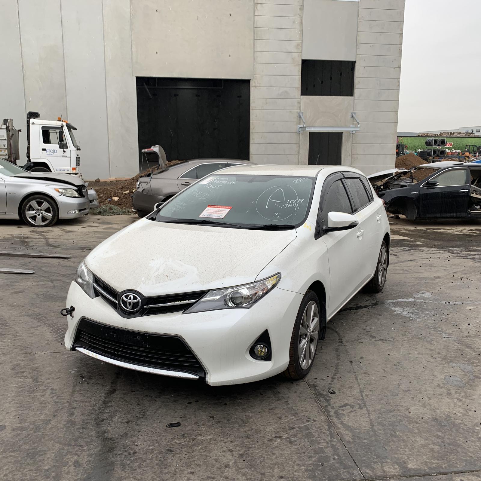 2nd Seat (Rear Seat) Corolla Toyota 2012