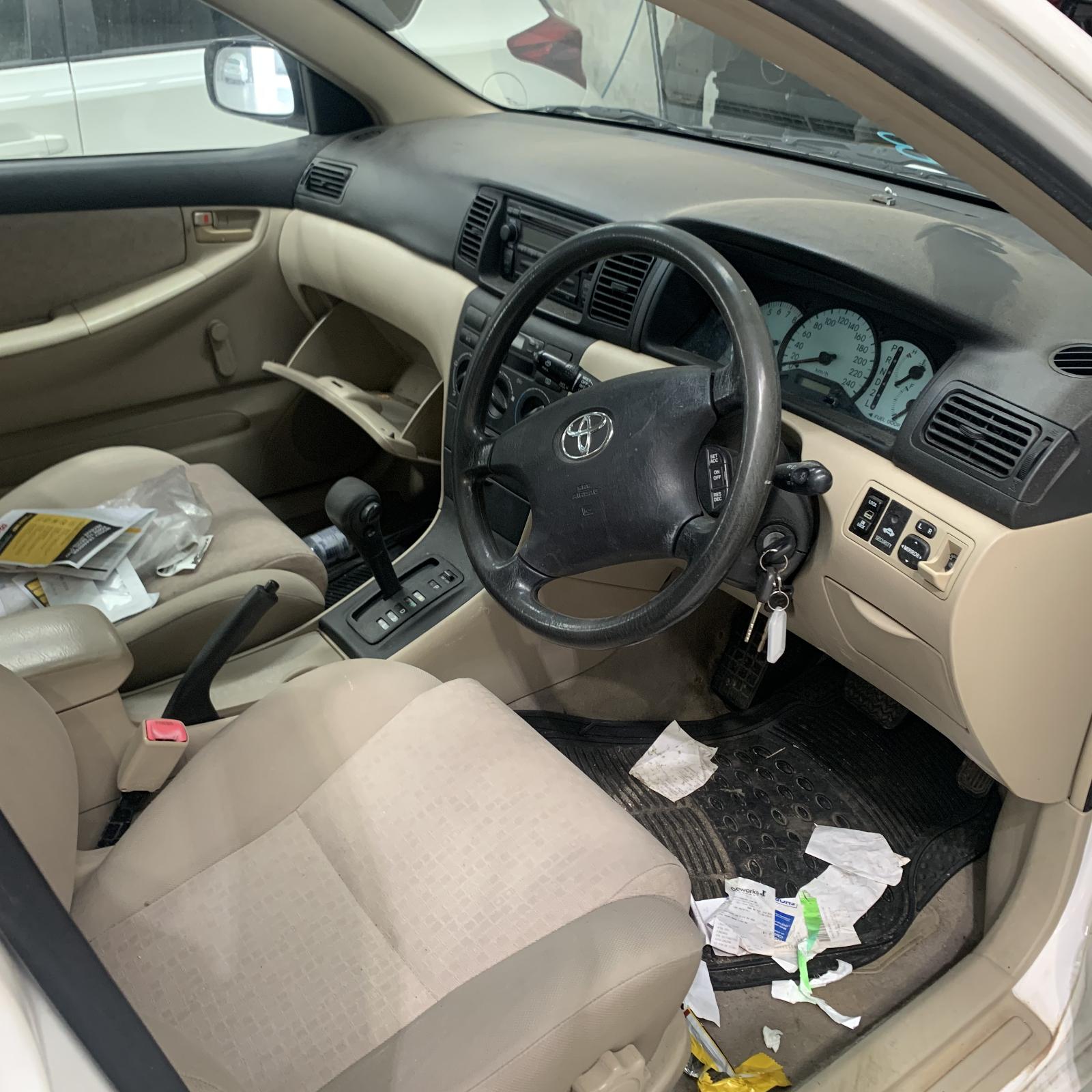 corola 2004 interior