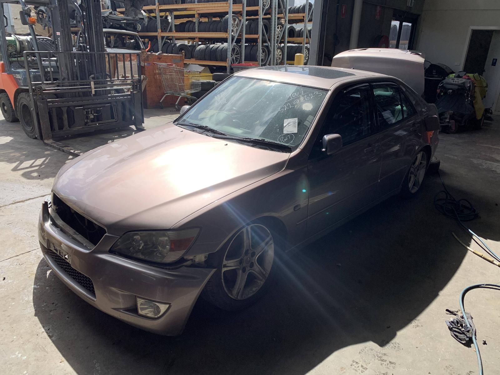 Rear Bumper Is200/is300 Lexus 2000