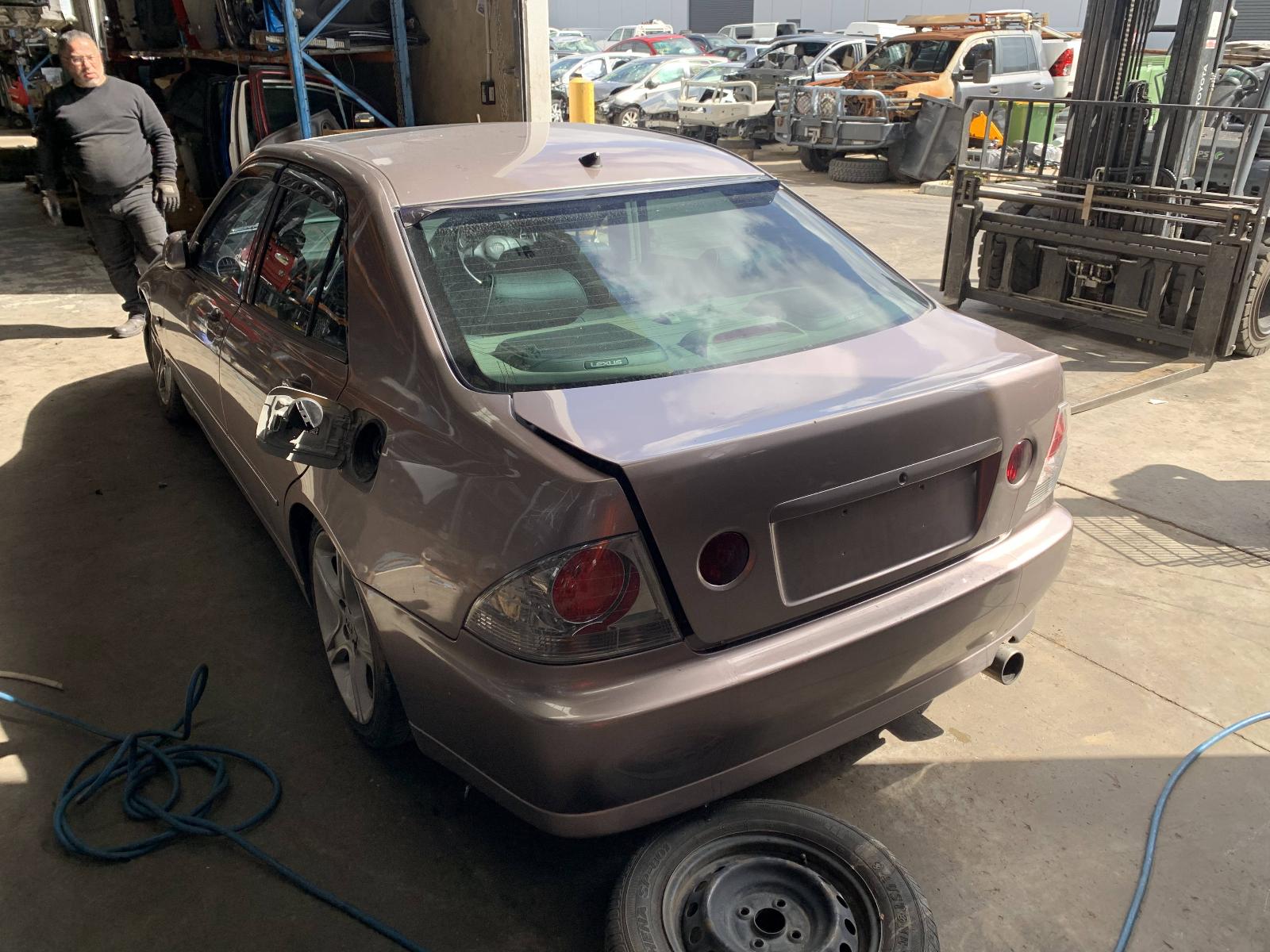 Rear Bumper Is200/is300 Lexus 2000