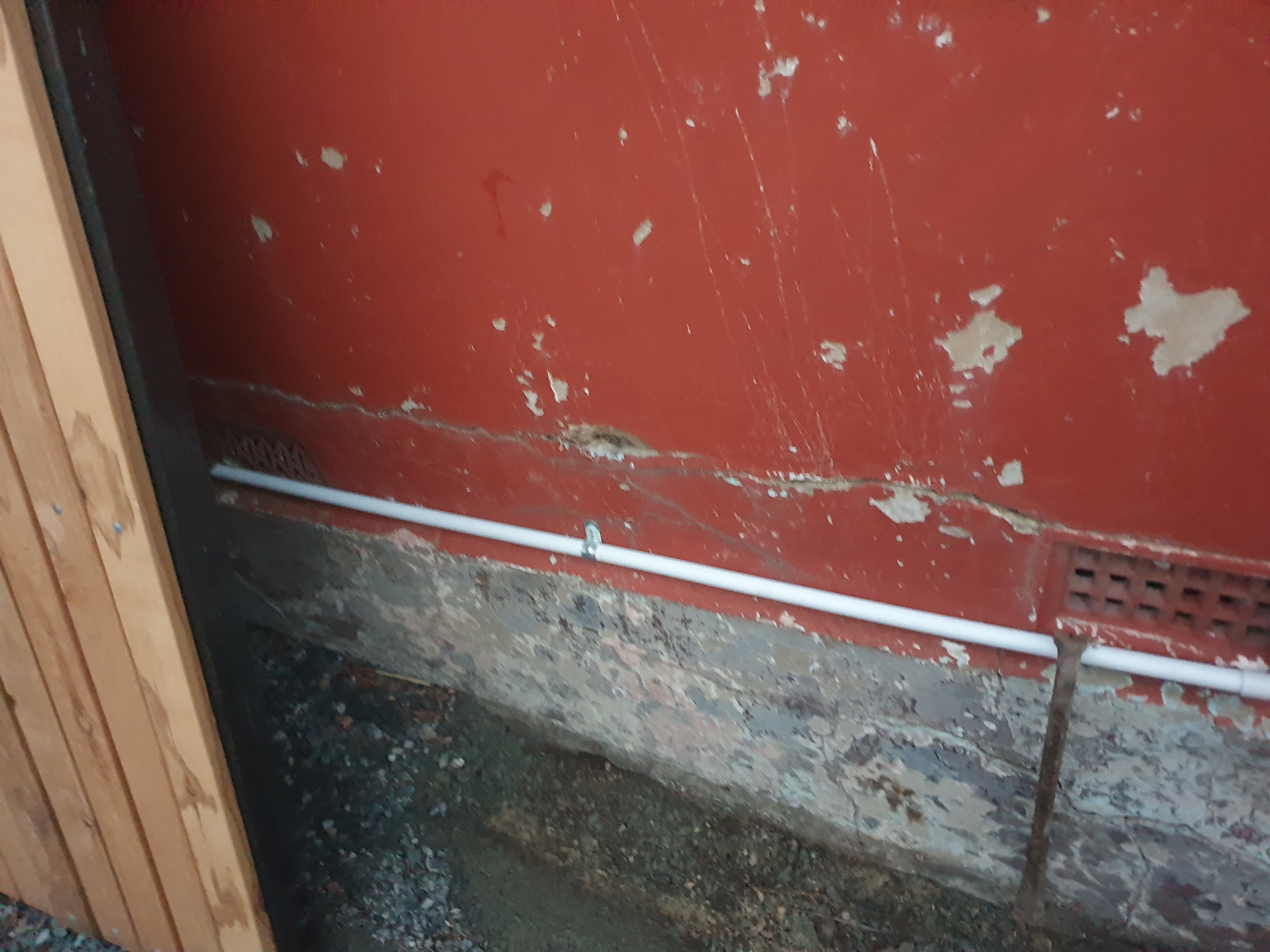 Big Cracks Concrete Wall Stumping Issues: Carpenter required in ...